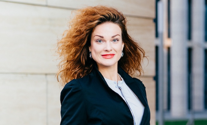 Pros and Cons of Dating a Rich Woman - MillionaireMatch