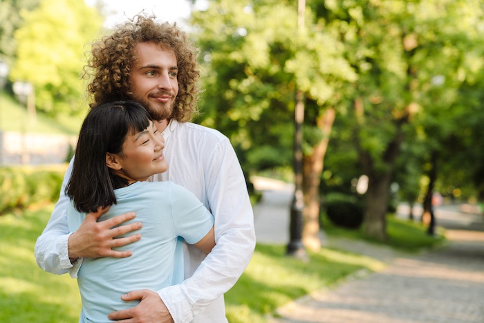 Modern Dating Dynamics: Navigating Love in a Digital World