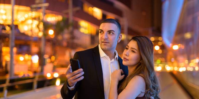 How to Naturally Attract a Rich Man: Genuine Dating Tips