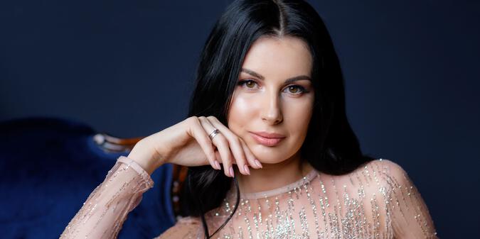 Where to Meet Beautiful Brunette Women: Tips, Places & Online Options