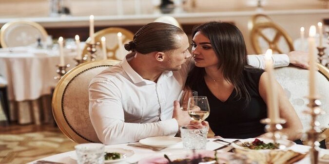 Navigate the World of Wealthy and Powerful Singles