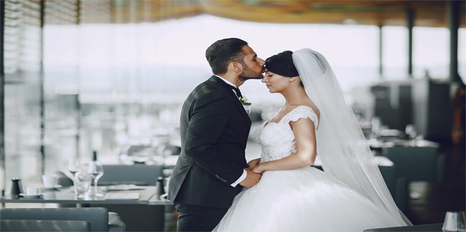 Pros and Cons of Dating a Conservative Girl: What Singles Should Know